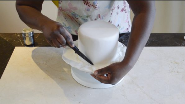 SHARP EDGES TUTORIALS: How to cover a cake and cake board with fondant ...