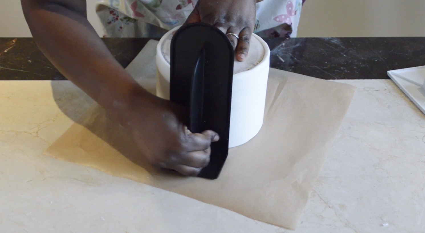 SHARP EDGES TUTORIALS: How to cover a cake and cake board with fondant ...