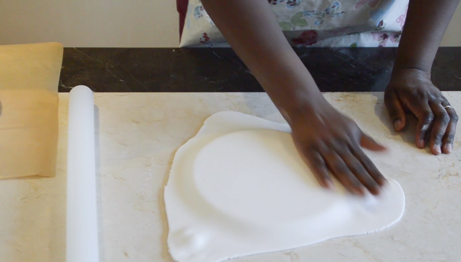 SHARP EDGES TUTORIALS: How to cover a cake and cake board with fondant ...